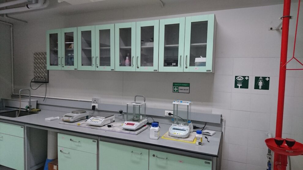 Materials To Consider For Your Lab Countertops | Material Handling USA